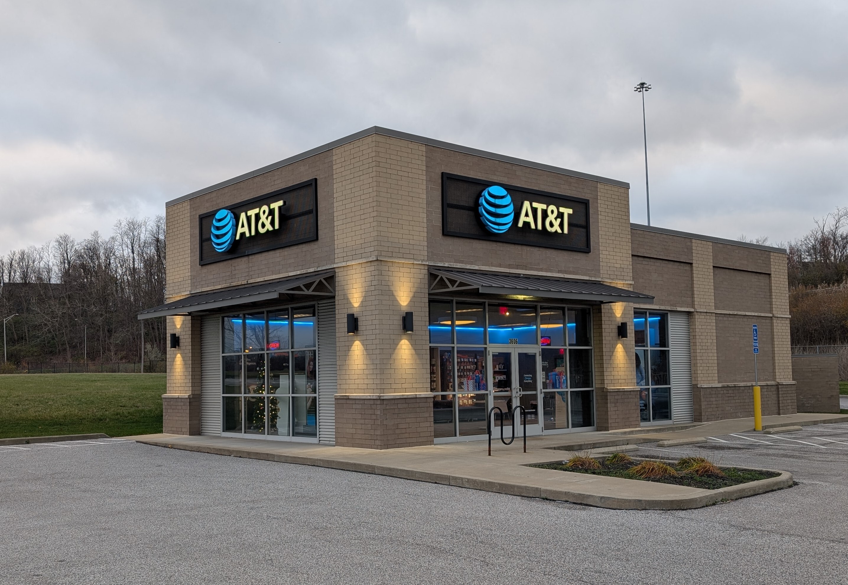 Phones, Internet & Holiday Tech Gifts at AT&T | AT&T Steelyard Commons ...