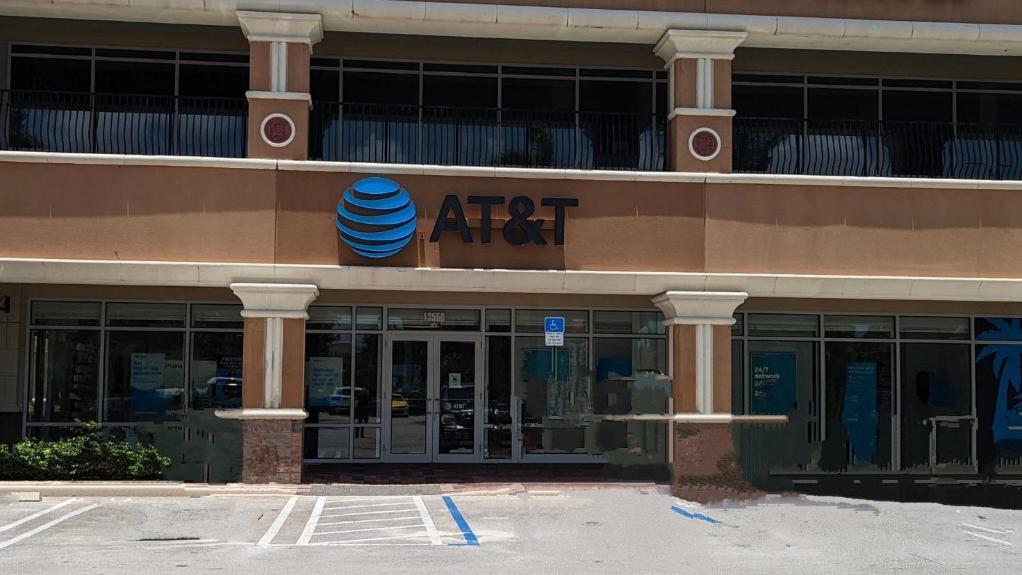 Phones, Internet & Holiday Tech Gifts at AT&T | AT&T London Square ...