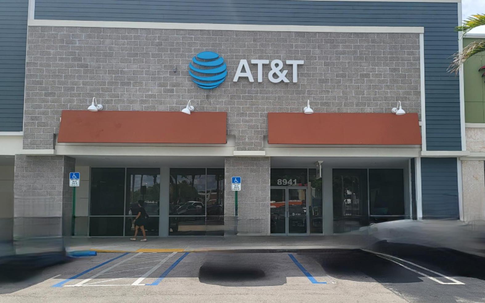 Phones, Internet & Holiday Tech Gifts at AT&T | AT&T Kendall Place ...